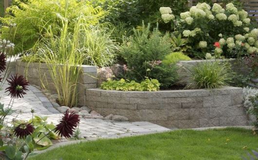 Stenklädda trädgårdar är enkla att sköta
